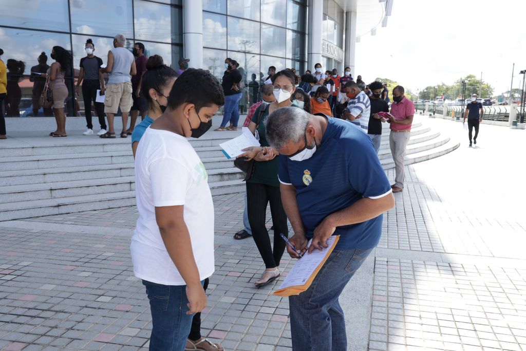Lure of TT Safe Zones leads to long lines at vaccination sites ...