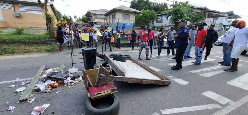 Parents, children stage school protest in Claxton Bay - Trinidad Guardian