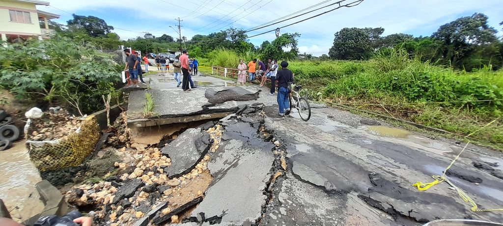 Youths help rescue marooned Couva families - Trinidad Guardian