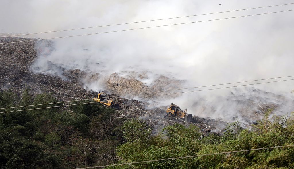 SWMCOL, authorities still battling Forres Park Landfill fire - Trinidad ...