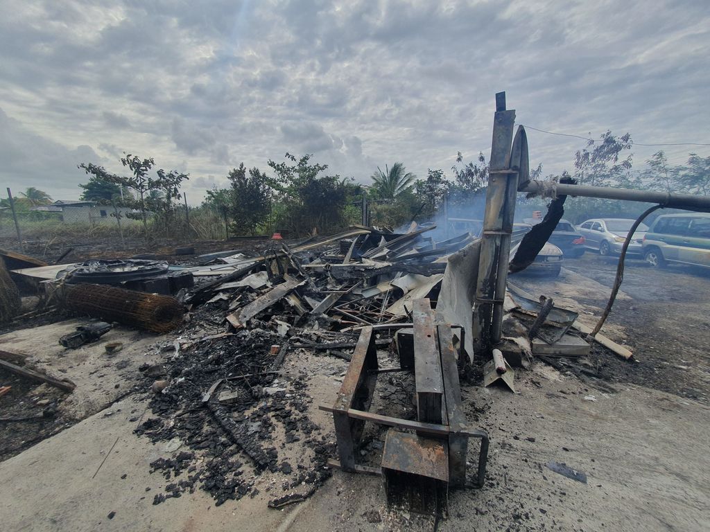 Bush fire razes auto garage - Trinidad Guardian