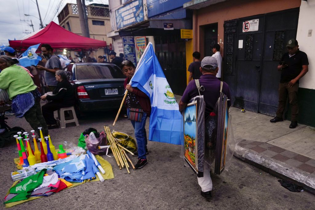 Police, agents search party offices of Guatemalan presidential ...