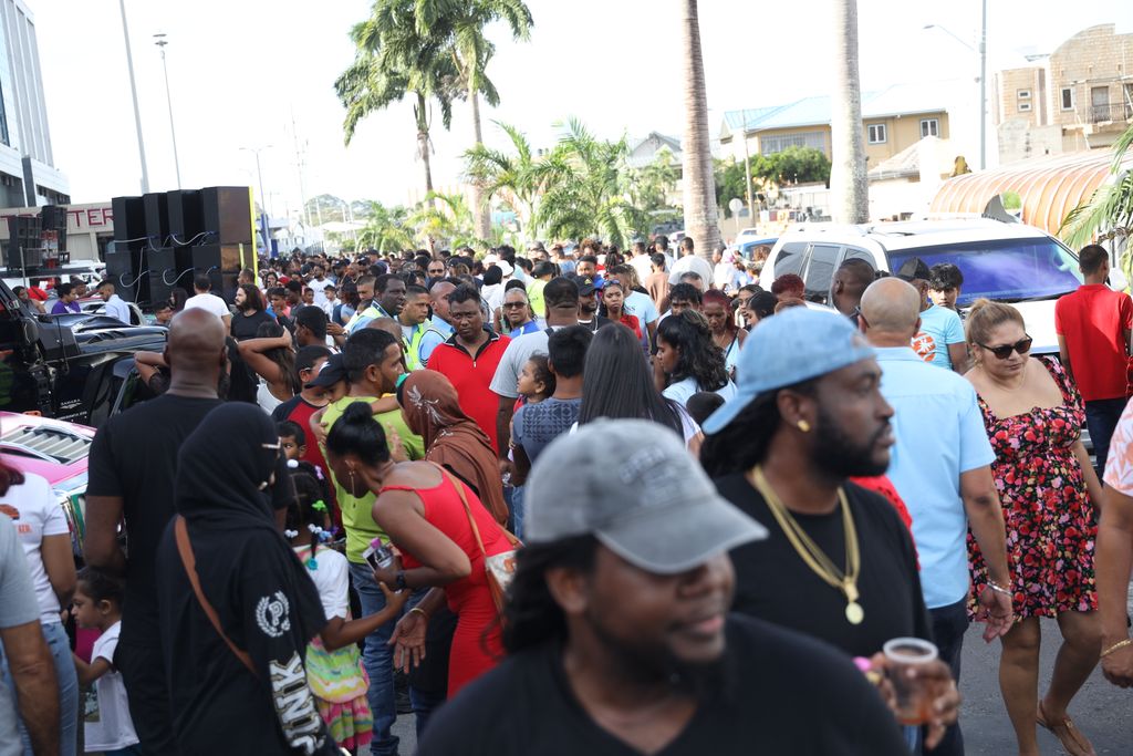 Car enthusiasts in a frenzy to see modified vehicles at car show ...