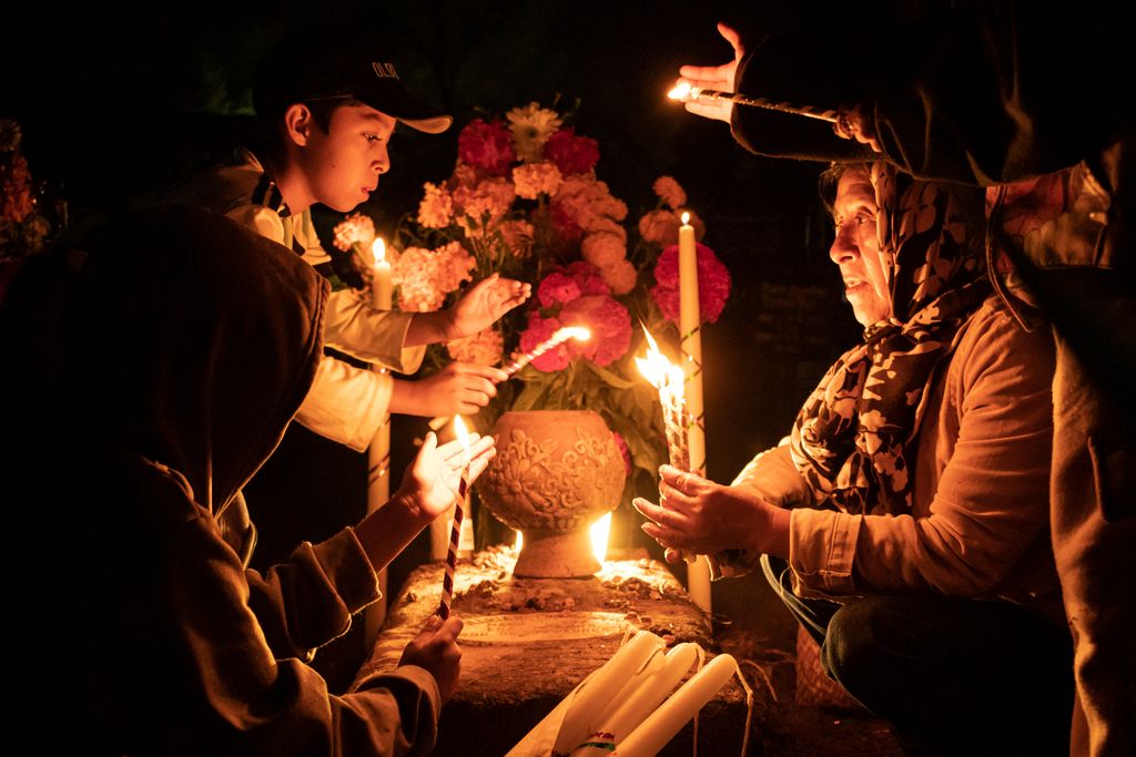 With flowers, altars and candles, Mexicans are honoring deceased ...