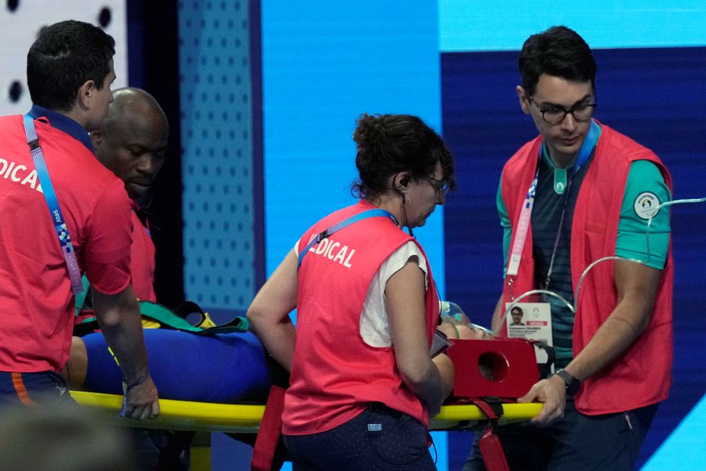 Swimmer Tamara Potocka collapses after a women’s 200-meter individual ...