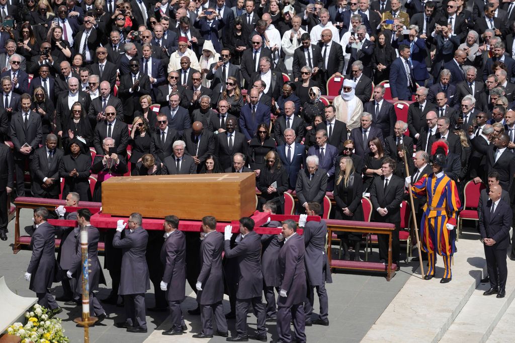 Mighty and meek say farewell to Pope Francis during Vatican funeral and ...